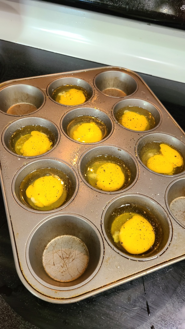 Meal Prep Bacon Egg and Cheese Biscuits - No Getting Off This Train