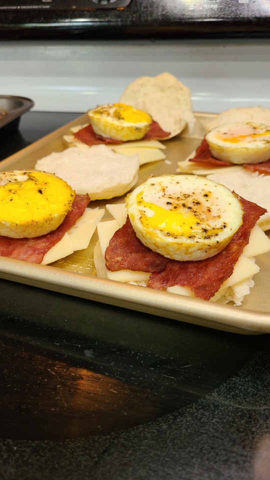 Meal Prep Bacon Egg and Cheese Biscuits - No Getting Off This Train